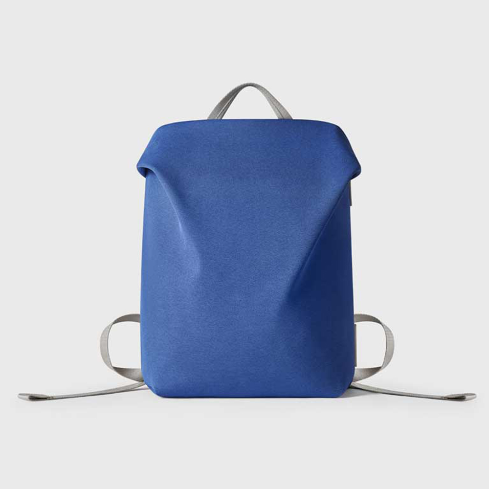 【ITO】18L防潑水後背包 TRUFFLE BACKPACK 輕盈通勤 雙肩電腦書包 (英國進口camira布) 海藍 | 誠品線上