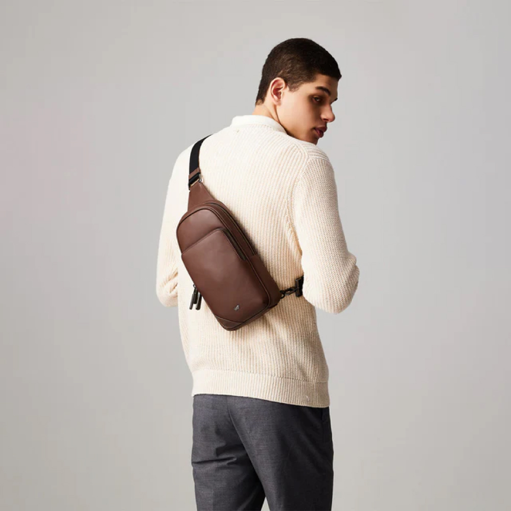 【BRAUN BUFFEL 德國小金牛】台灣總代理 加利恩-A 胸包-培土棕 BF561-22-POS | 誠品線上