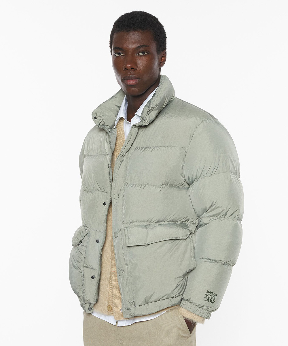 MAISON KITSUNÉ 月桂綠山林野營LOGO輕量衍縫填充外套 中性 男裝 L | 誠品線上