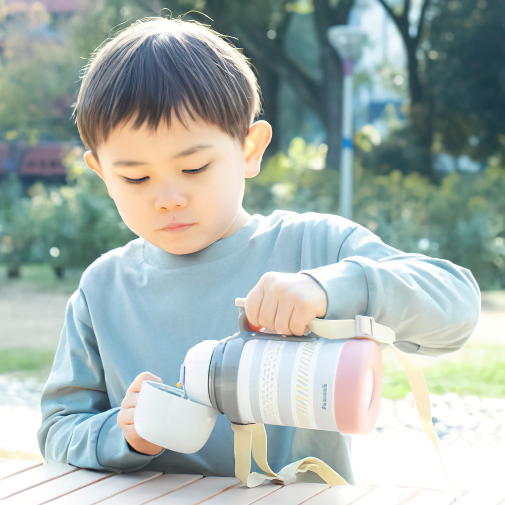 【日本孔雀Peacock】藝術家 耐衝擊底座 直飲+水杯兩用 兒童不鏽鋼保溫杯水壺490ML(握把+背帶)-灰 | 誠品線上
